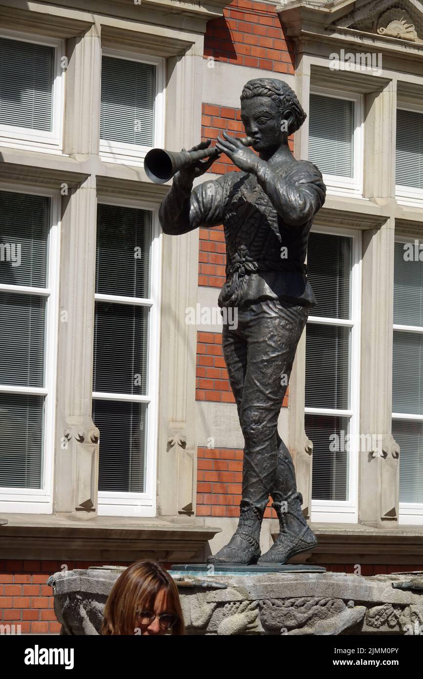 Pied Piper Statue in Hamelin Stock Photo - Alamy
