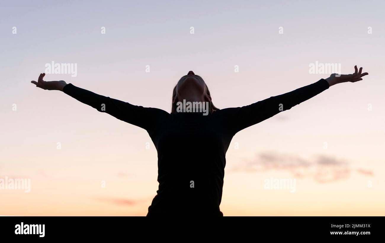 Worried young woman arms hi-res stock photography and images - Alamy