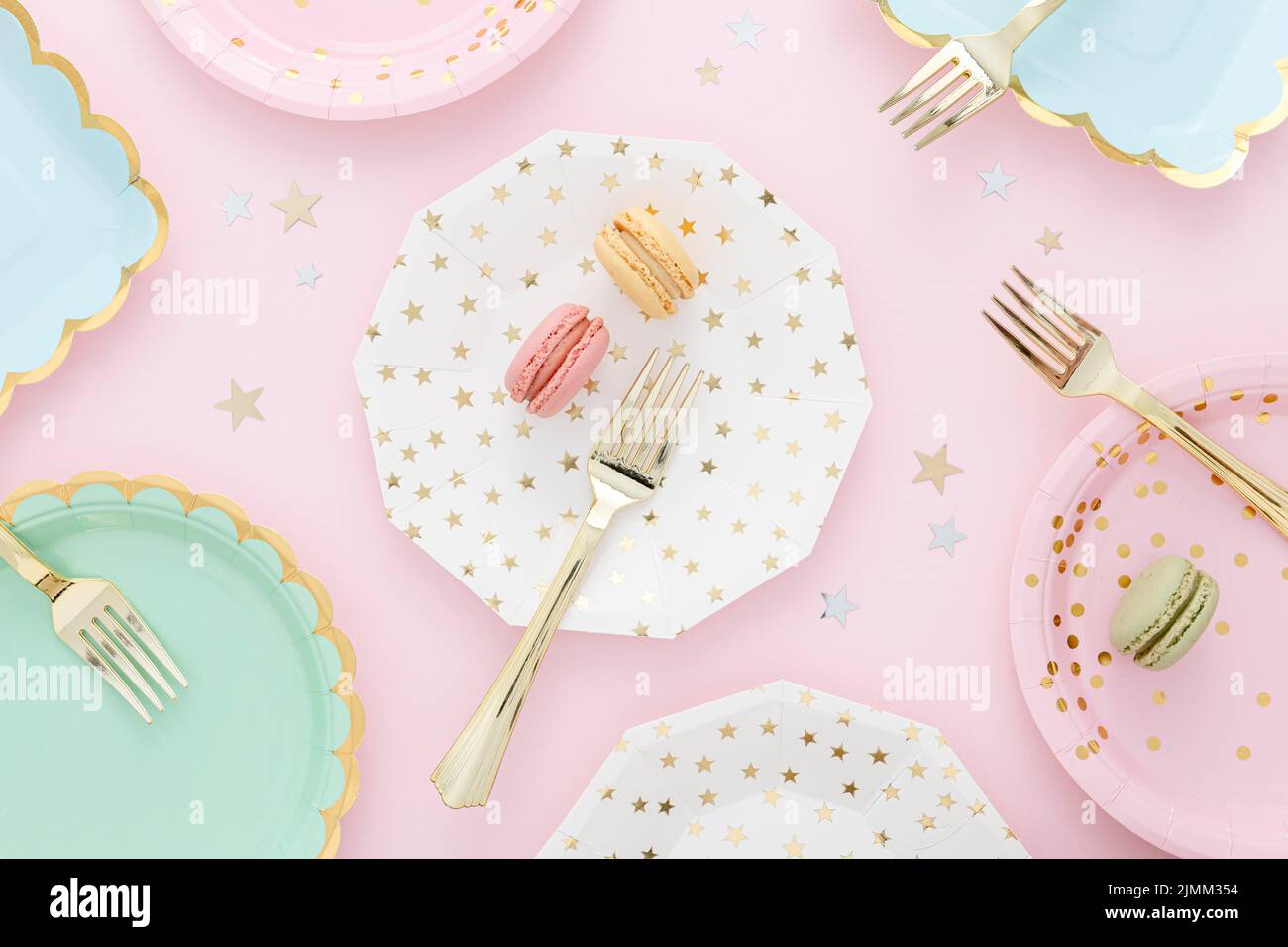Flat lay plastic plates forks Stock Photo - Alamy