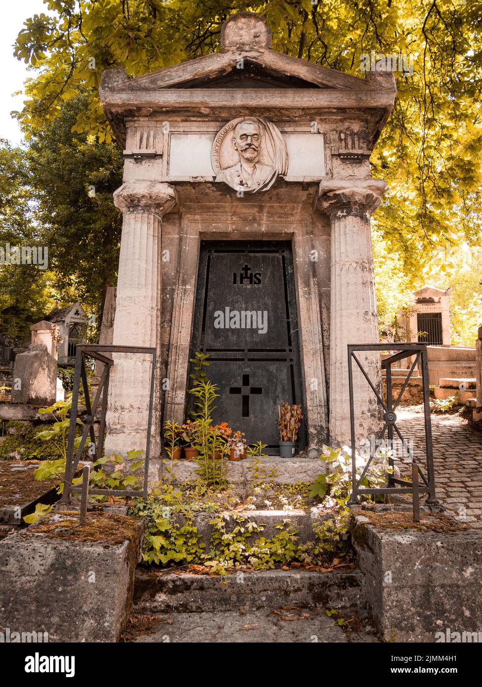 The grave of Pierre Henri Richard de Lucy Fossarieu in the famous Pere ...