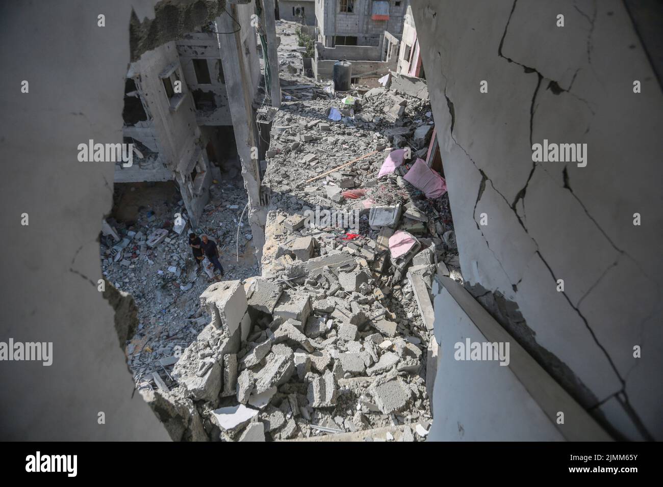 Rafah, Palestinian Territories. 07th Aug, 2022. Palestinians inspect ...