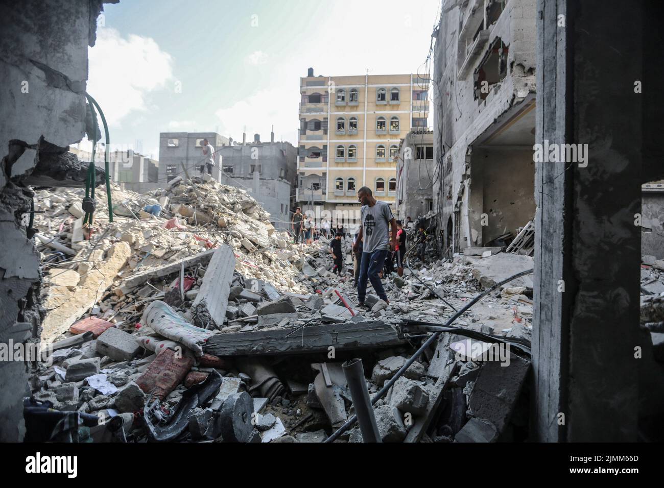 Rafah, Palestinian Territories. 07th Aug, 2022. Palestinians inspect ...