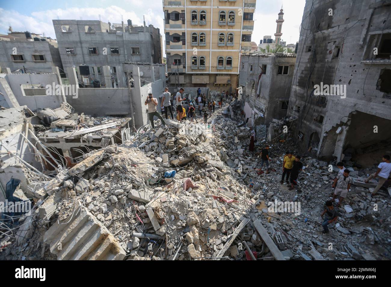 Rafah, Palestinian Territories. 07th Aug, 2022. Palestinians inspect ...