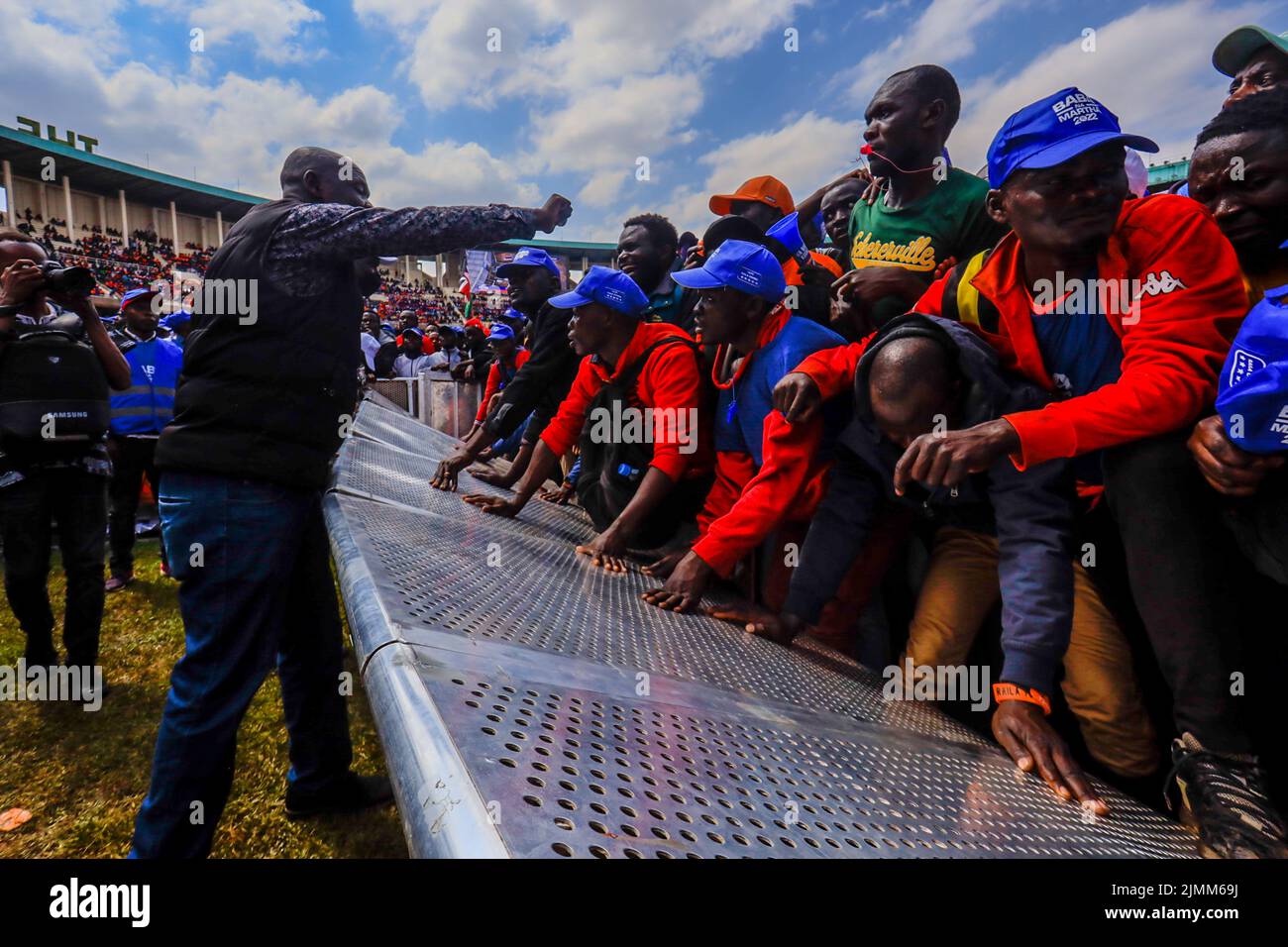 Nairobi, Kenya. 6th Aug, 2022. A team from the Azimio la Umoja Kenya Kwanza security team helps ...