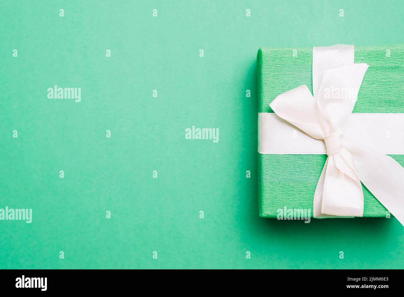 Present wrapped bow hi-res stock photography and images - Alamy