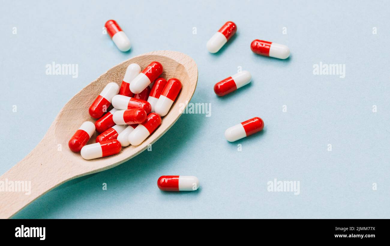 Red white capsule pills hi-res stock photography and images - Alamy