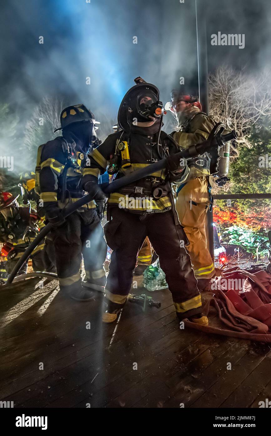 Female firefighter wearing breathing apparatus hi-res stock photography ...