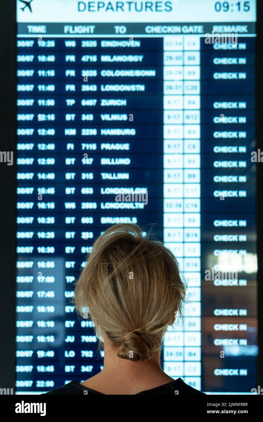 Airport display screen hi-res stock photography and images - Alamy