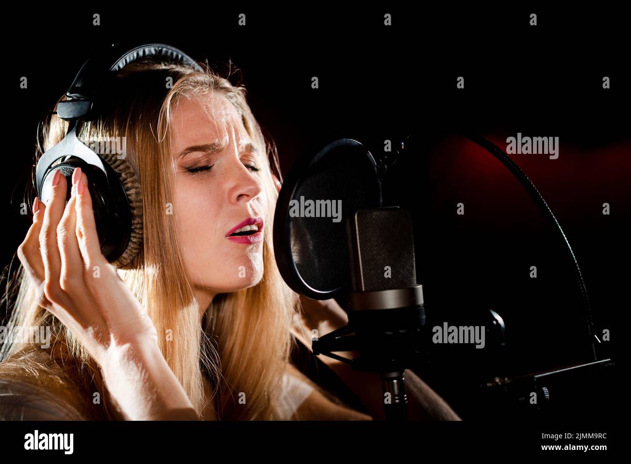 Profile woman singing hi-res stock photography and images - Alamy