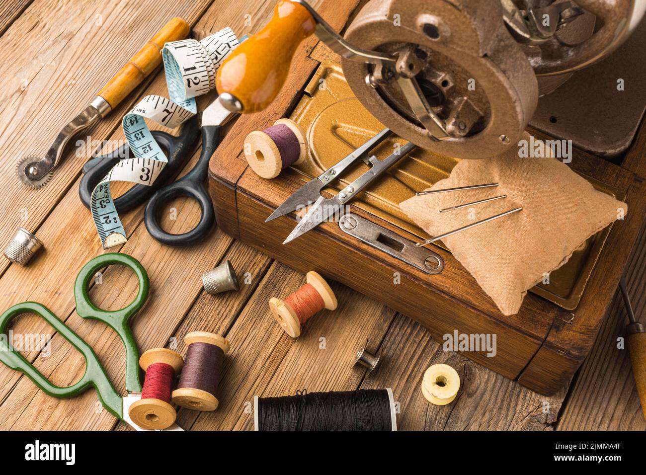 Vintage sewing machine with thread scissors Stock Photo - Alamy