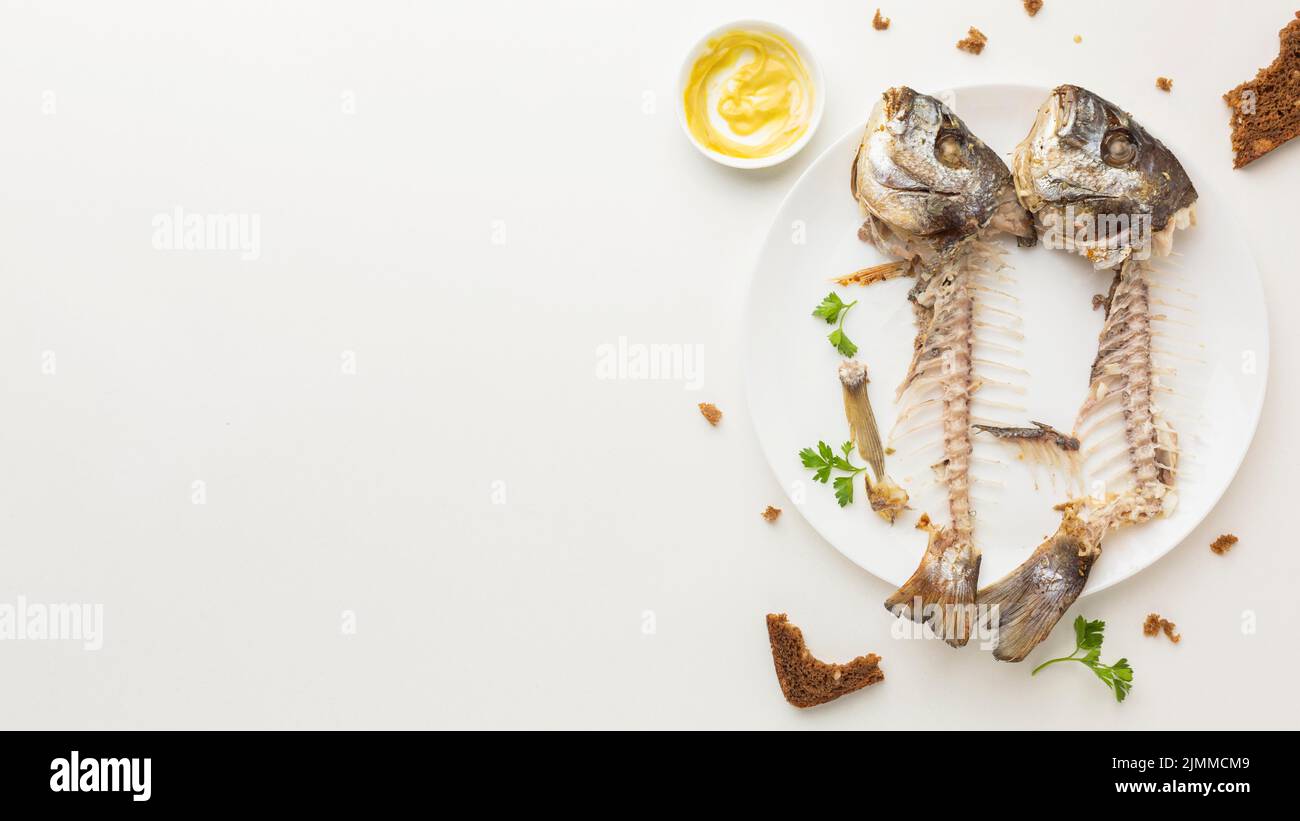 Leftover food waste fish bones Stock Photo - Alamy
