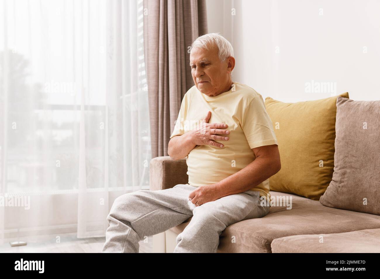 Old man heart attack hi-res stock photography and images - Alamy