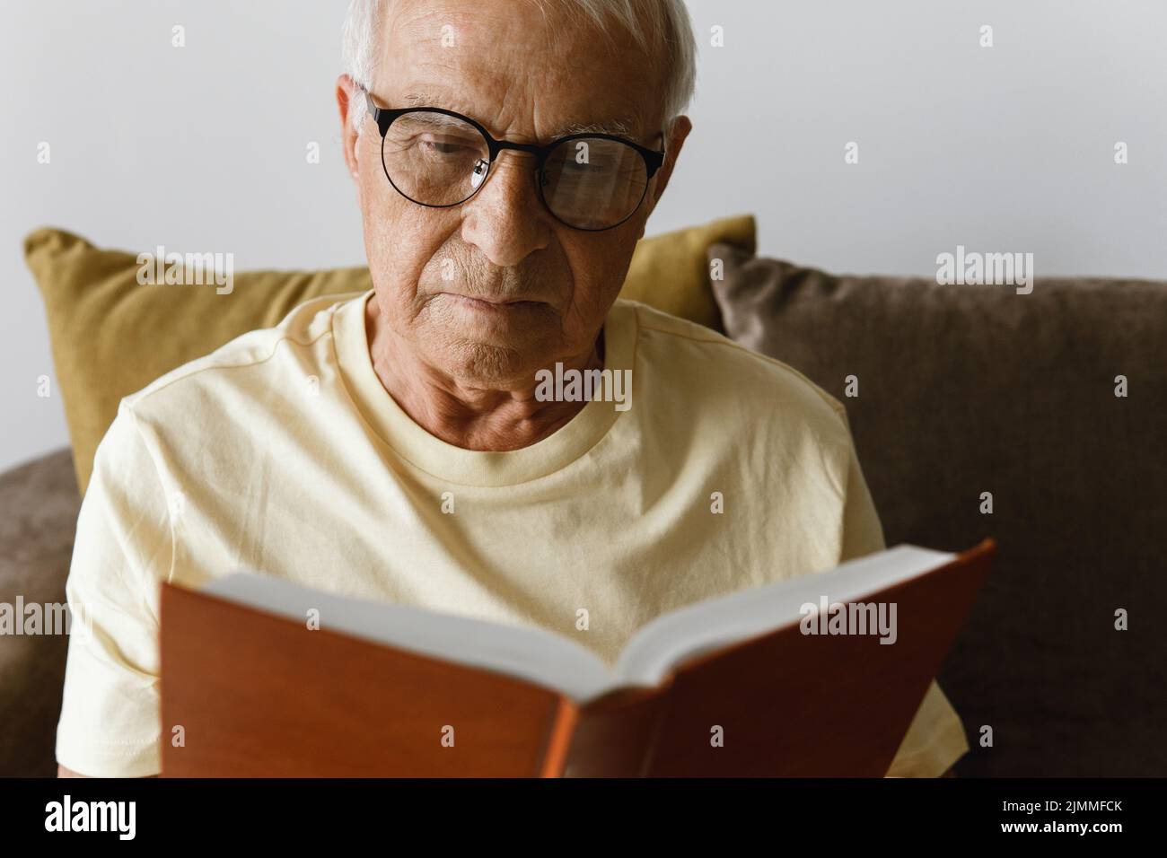Elderly lifestyle reading hi-res stock photography and images - Alamy