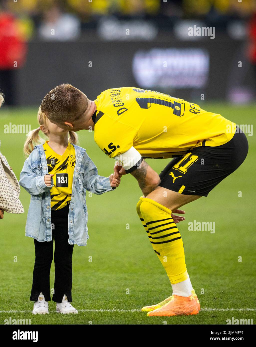 Marco Reus (BVB) bekommt einen Kuss von seiner Tochter Borussia ...