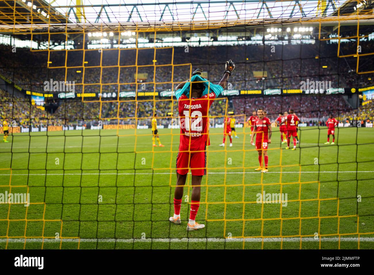 Edmond Tapsoba (Leverkusen) im Tor mit dem Trikot von Torwart Andrey ...