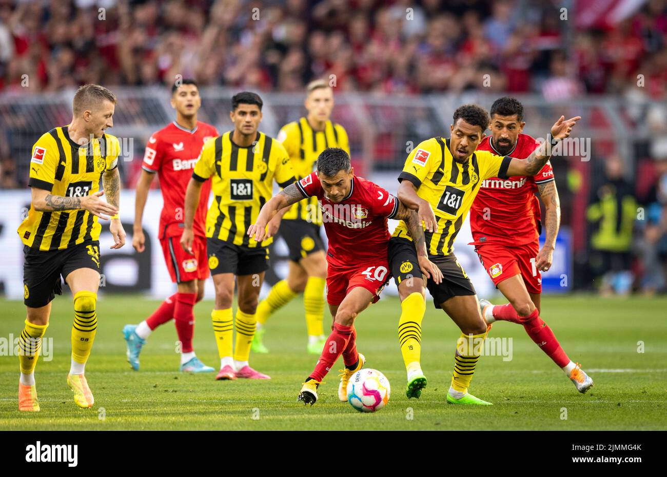 Donyell Malen (BVB), Charles Aranguiz (Leverkusen) Borussia Dortmund ...