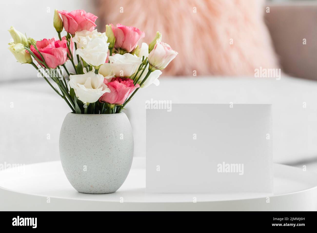 Bouquet roses vase empty card Stock Photo - Alamy