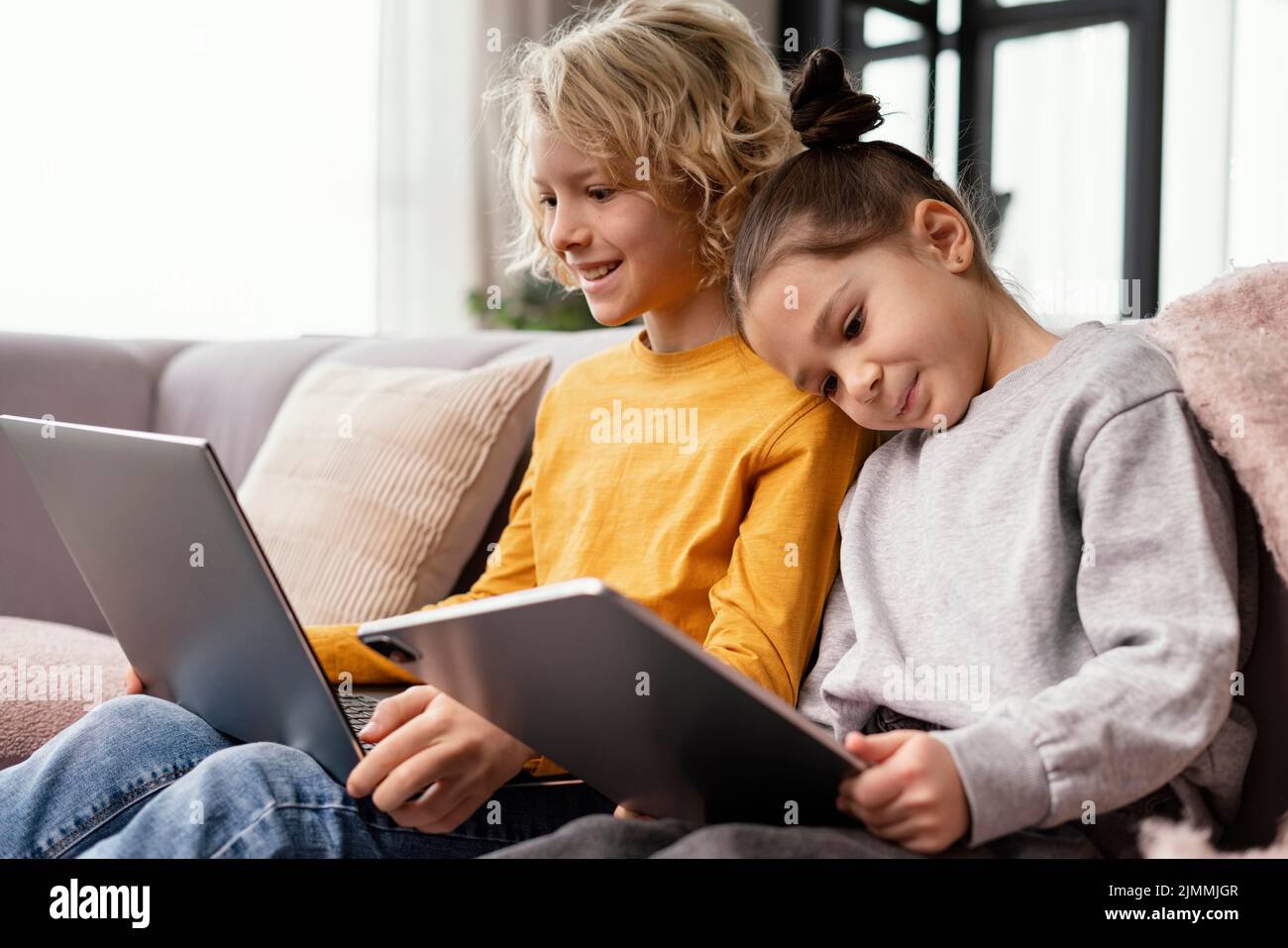 Devices browsing hi-res stock photography and images - Alamy