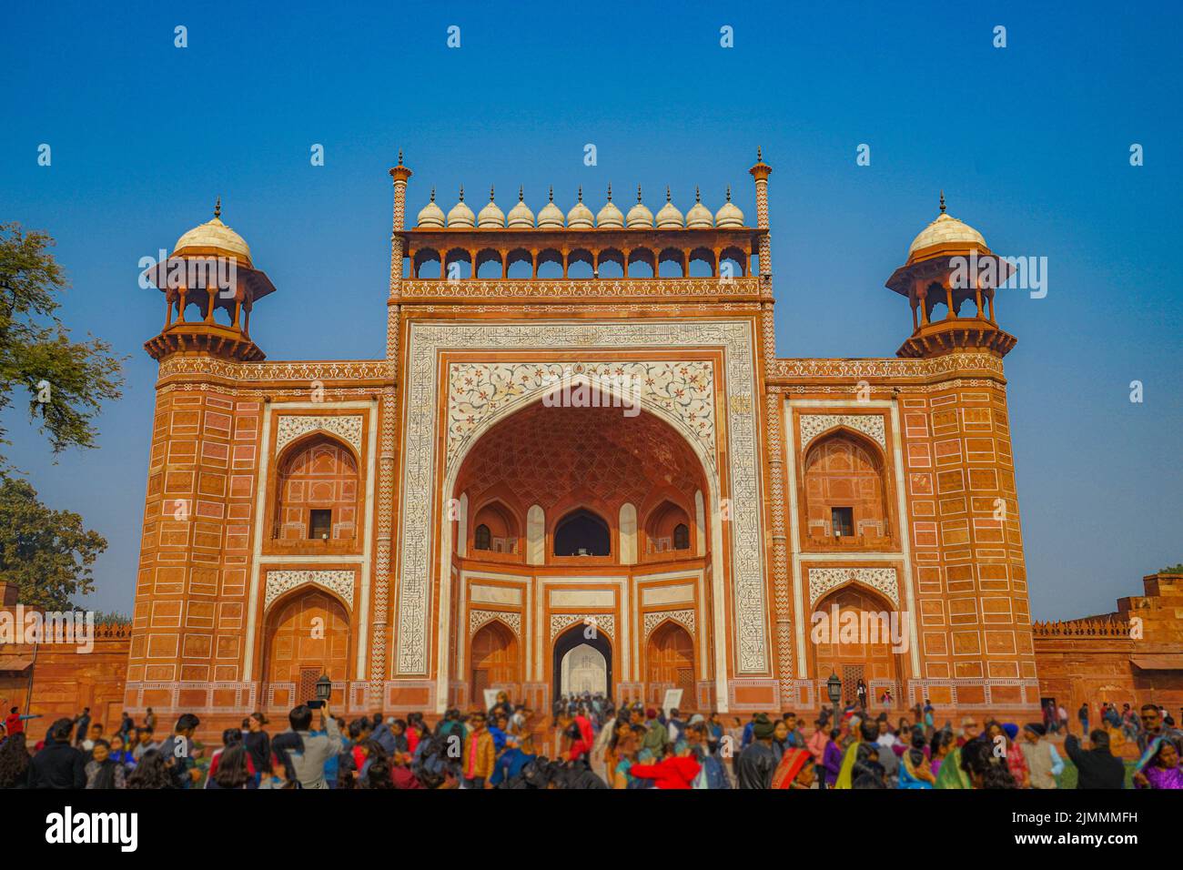 The Taj Mahal of the large tower gate (India, Agra Stock Photo - Alamy
