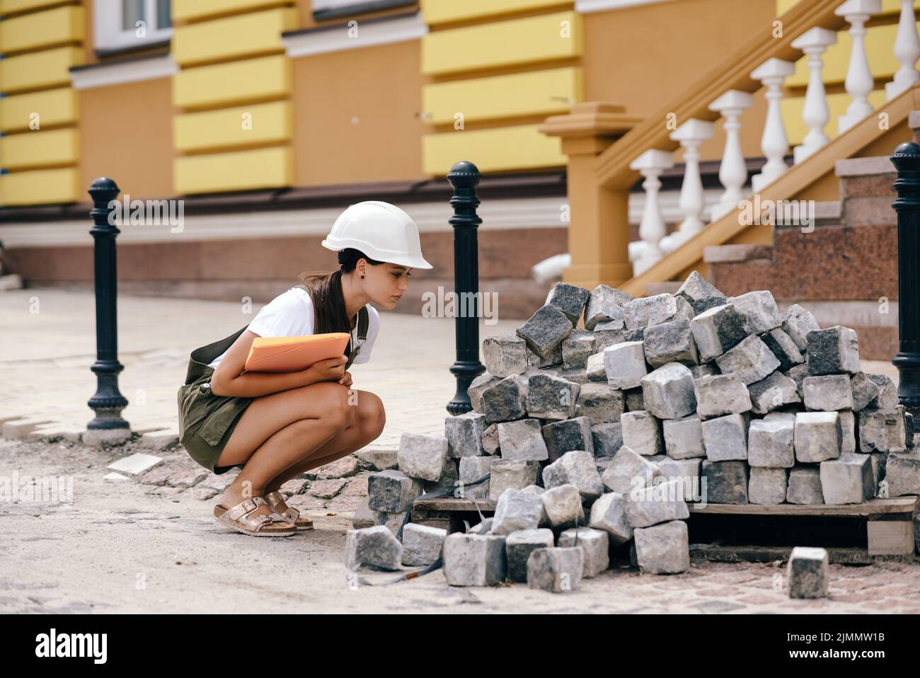 Materials engineer female hi-res stock photography and images - Alamy