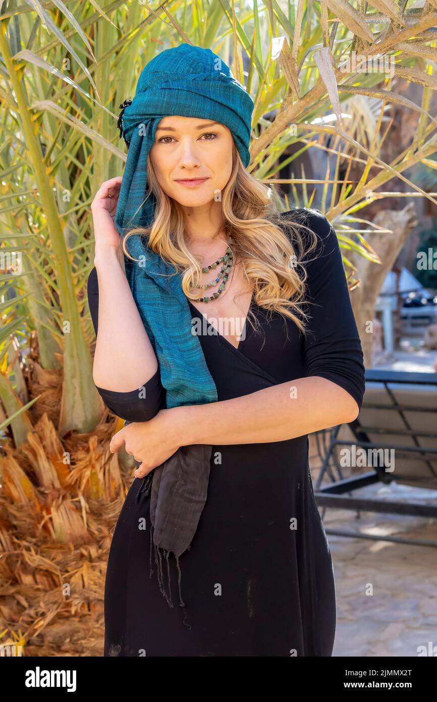 A Lovely Model Wears An Al-Amira While Traveling To The Sahara Desert ...