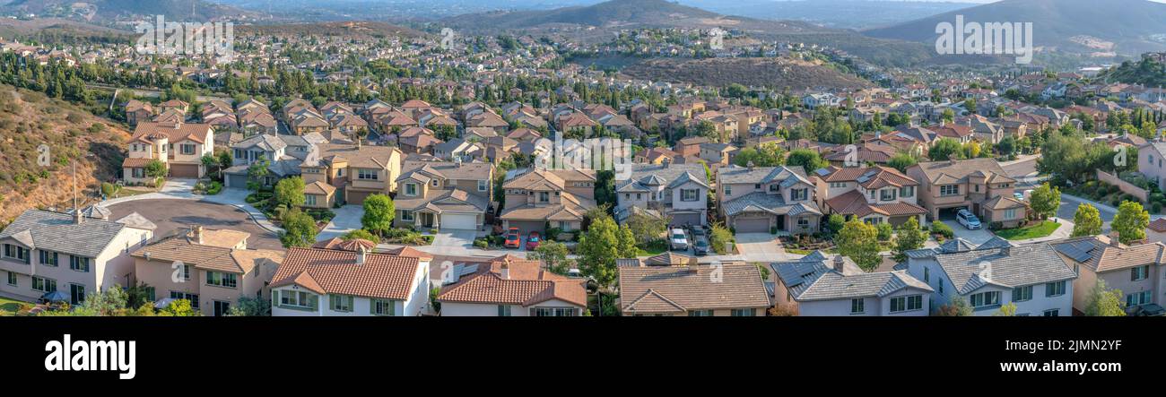 Upper middle class homes at Double Peak in San Marcos, California ...