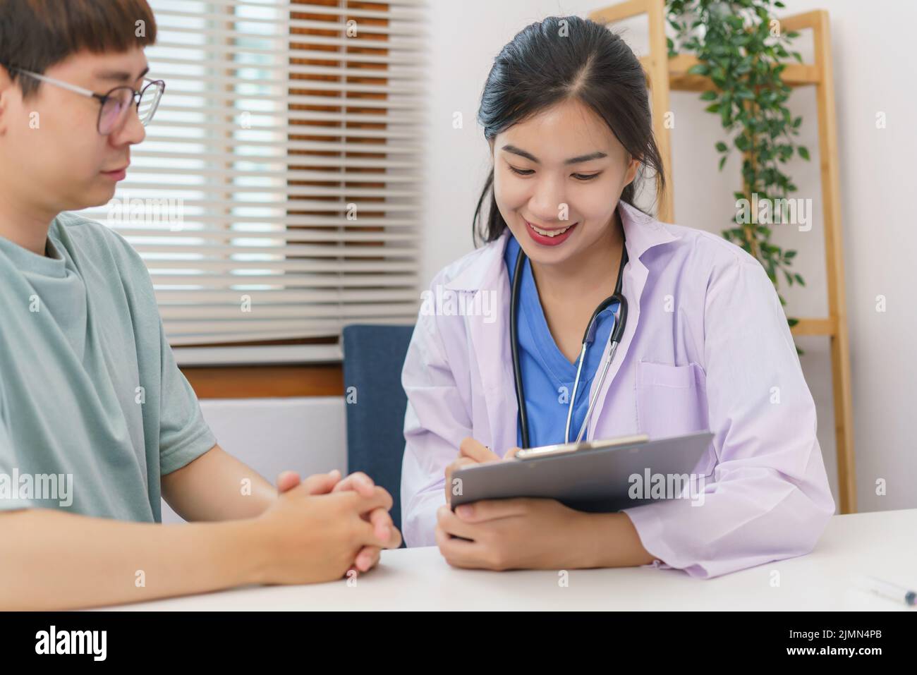 Healthcare concept, Female doctor give advice and writing prescription ...