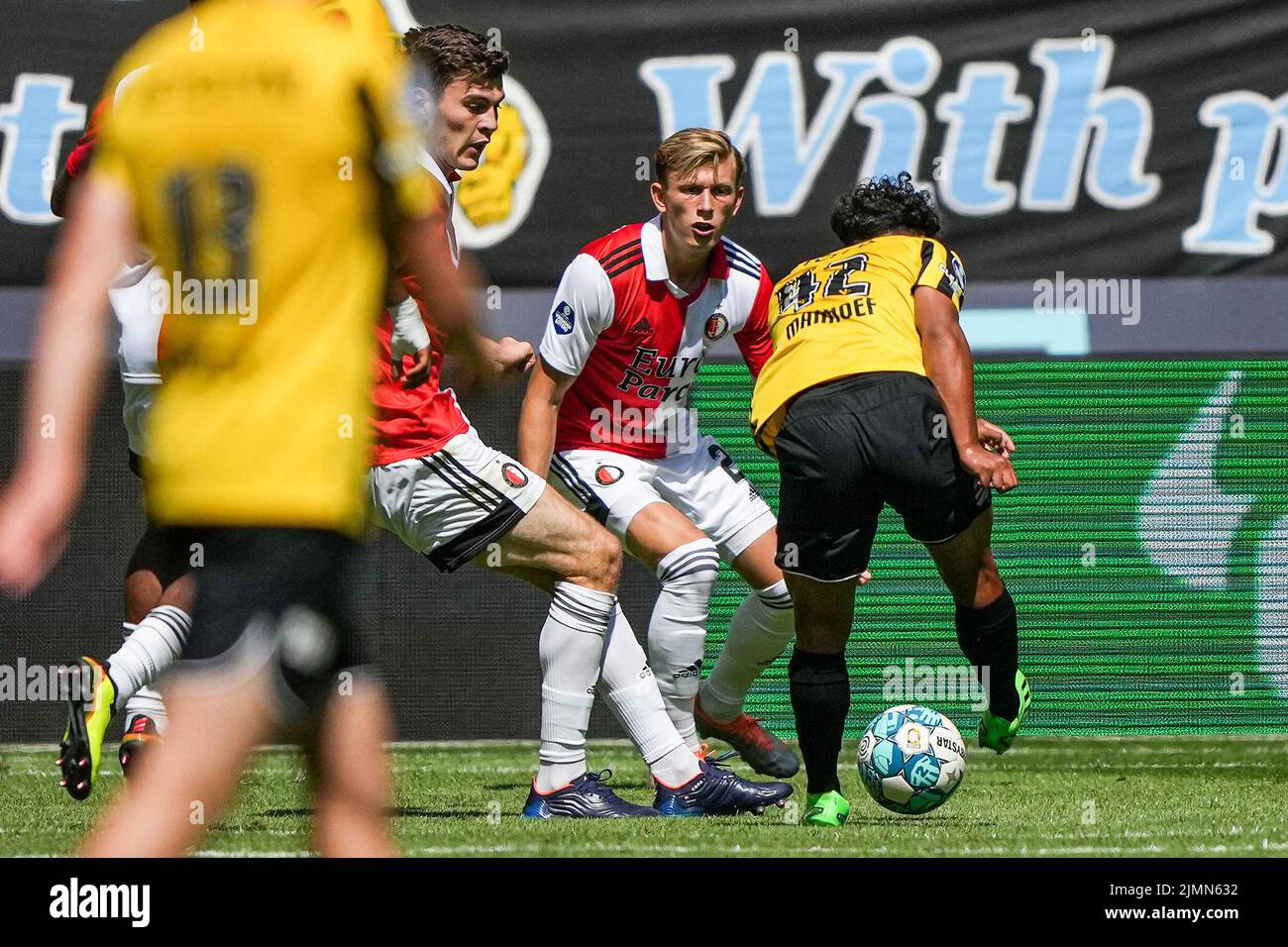 Arnhem - Million Manhoef of Vitesse scores the 1-0 during the match ...