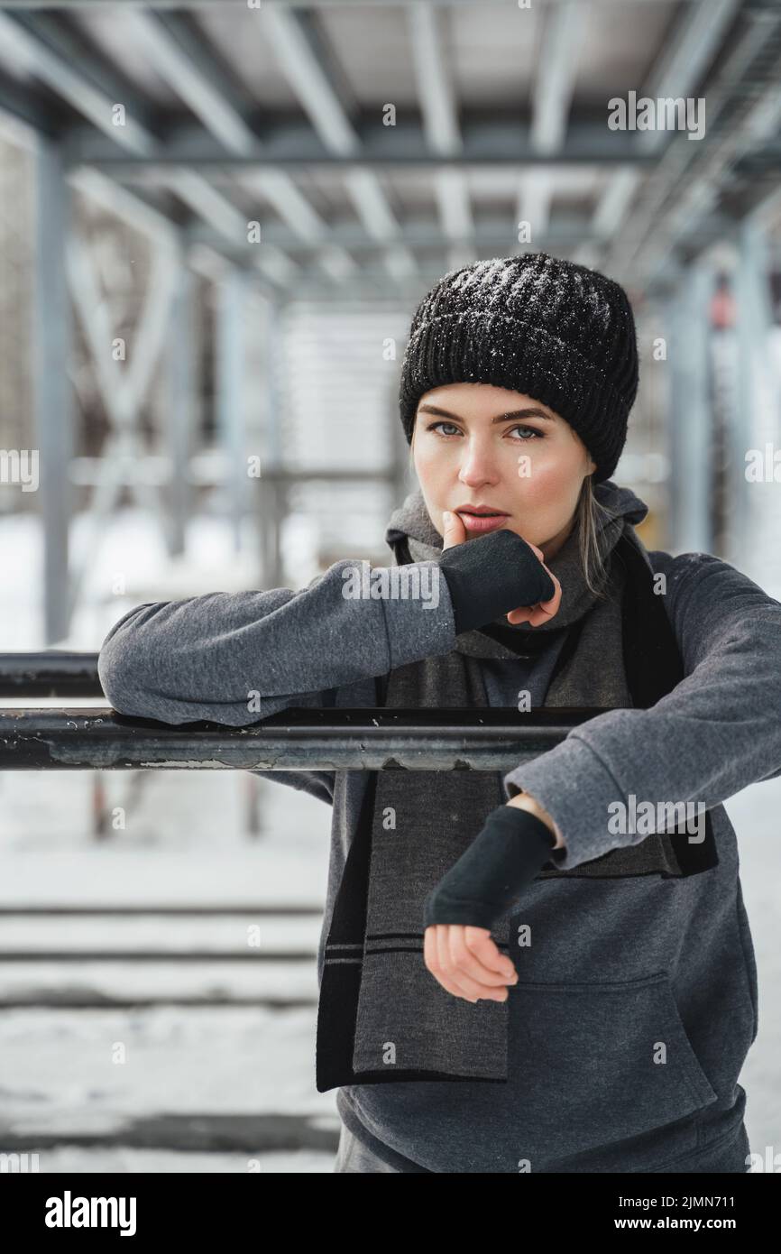 Woman freezing cold weather outside hi-res stock photography and images ...