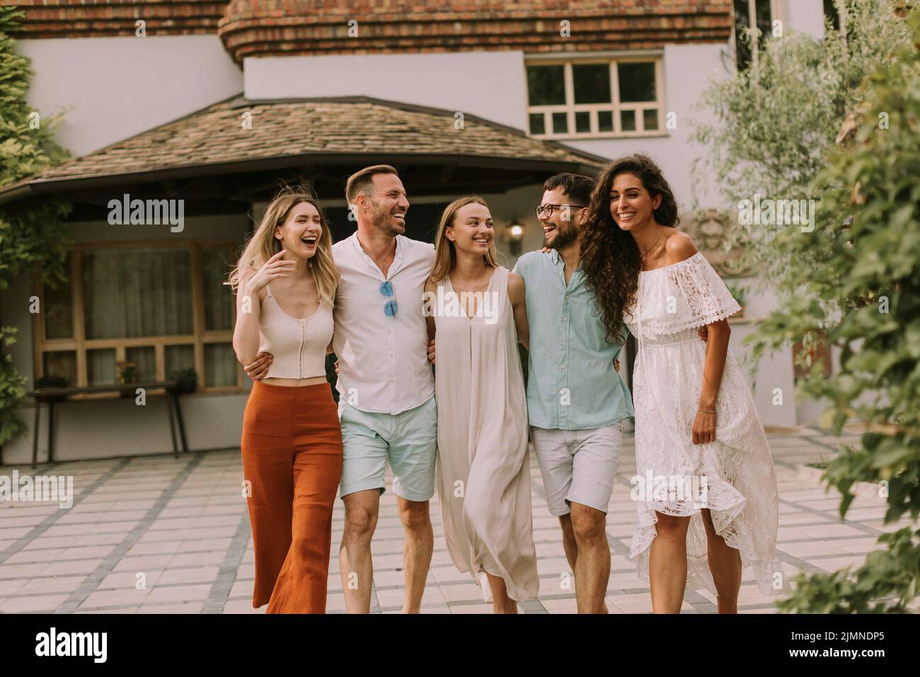 People having fun outdoors hi-res stock photography and images - Alamy
