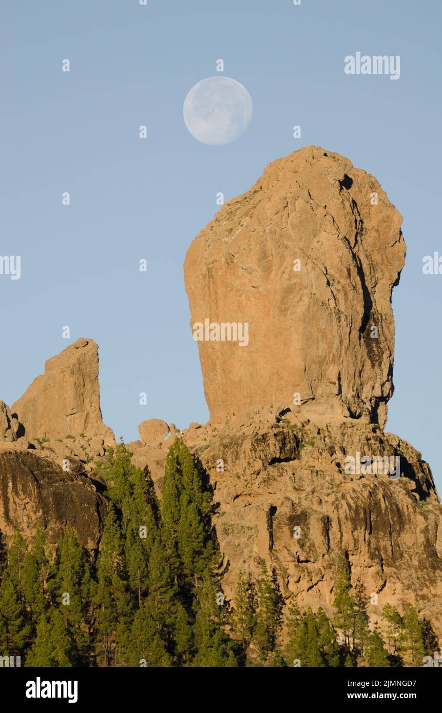 Roque Nublo to the right, La Rana to the left and full moon. The Nublo ...