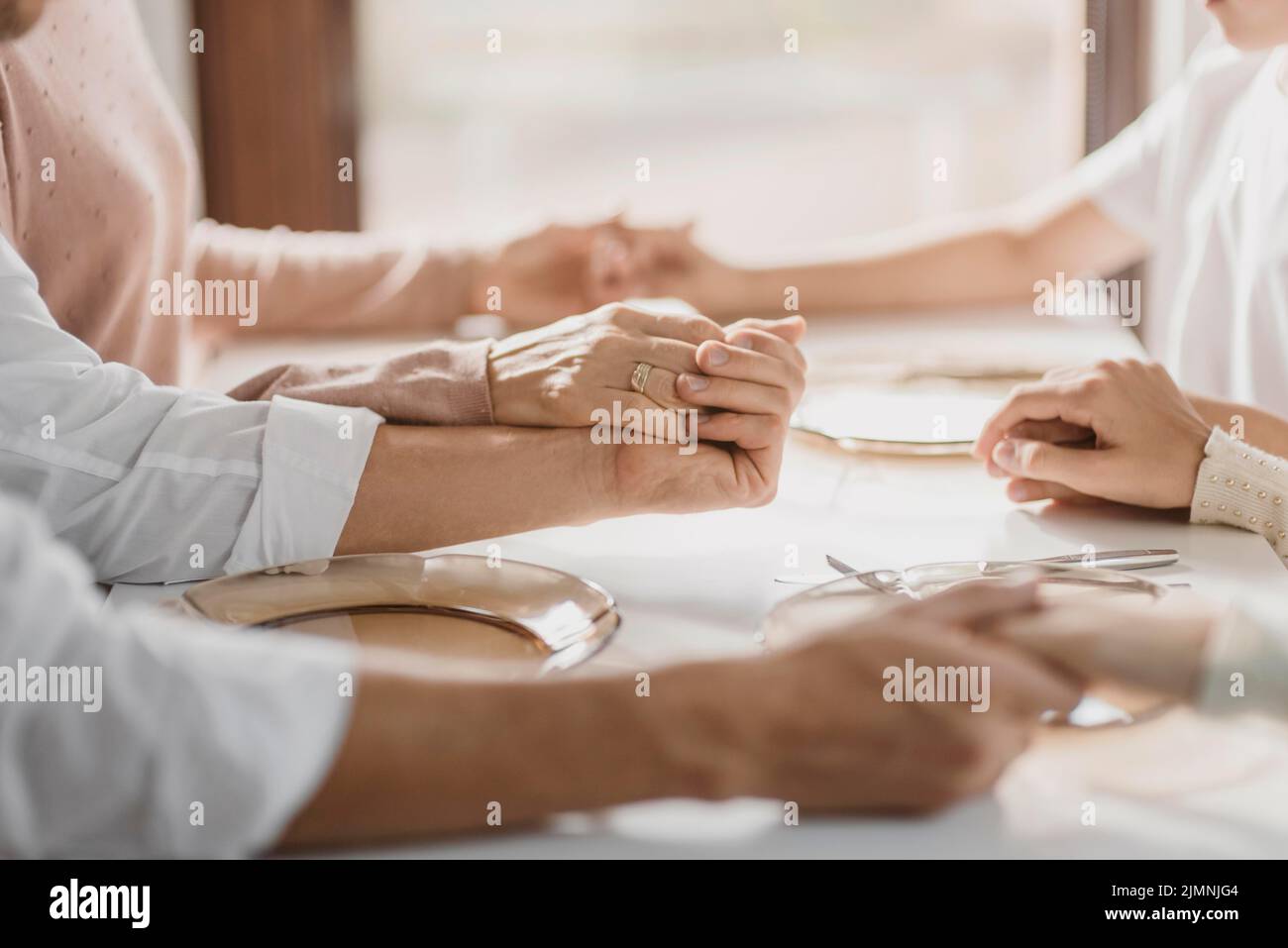 Parents kids praying before eating Stock Photo - Alamy