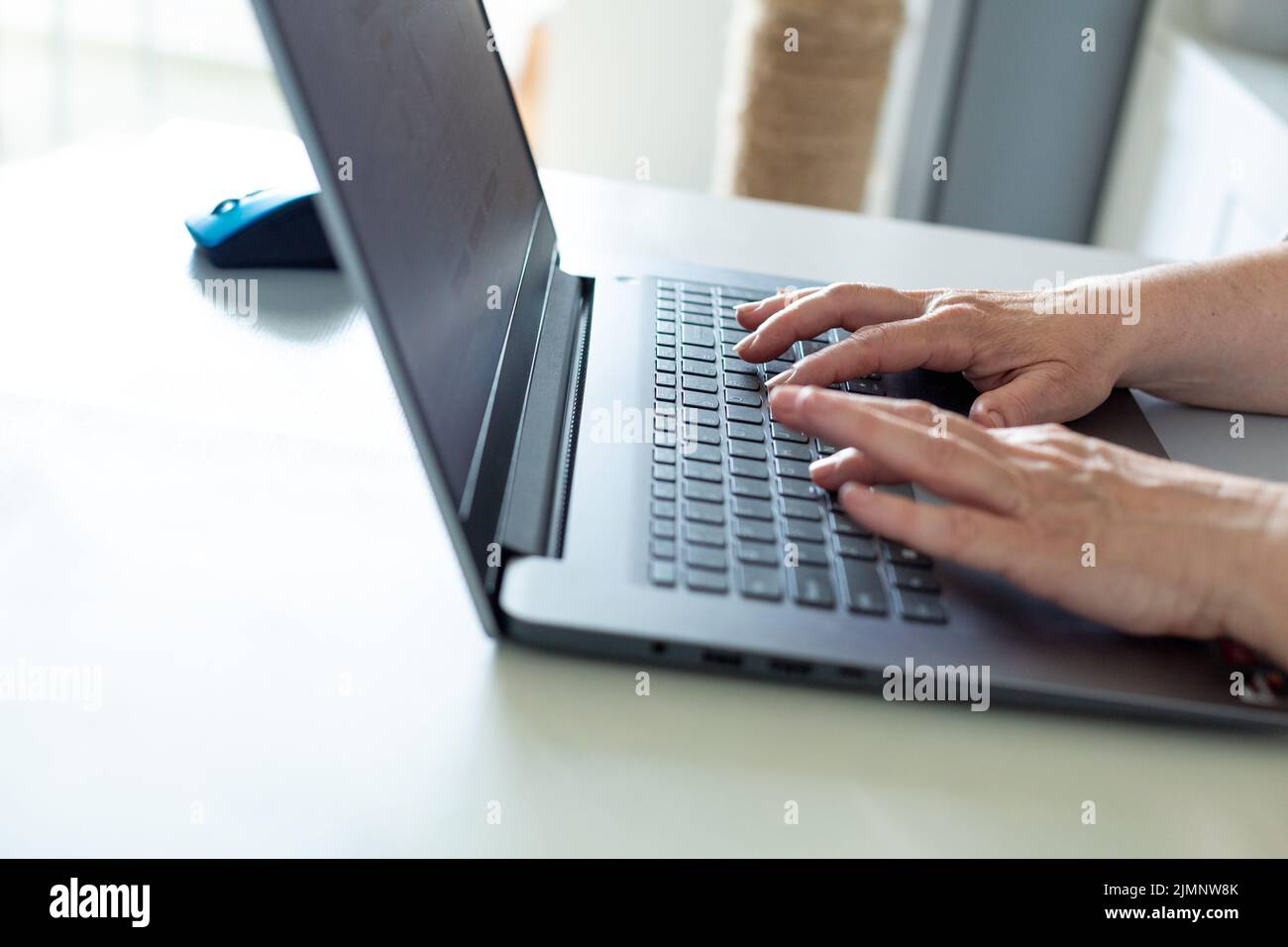 Woman using mouse typing hi-res stock photography and images - Alamy