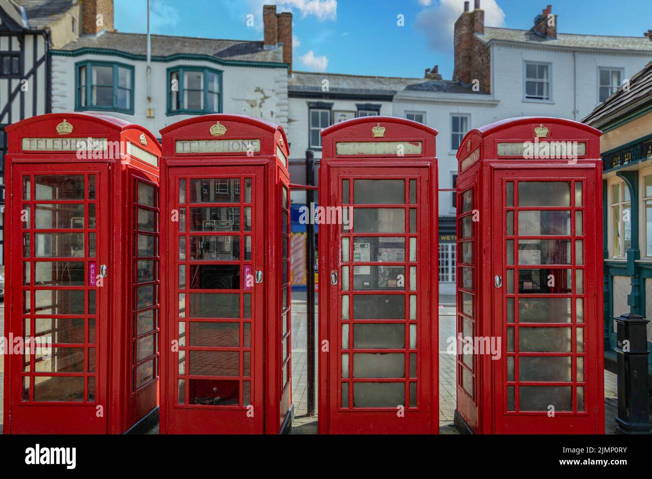 Phone box booth four people hi-res stock photography and images - Alamy