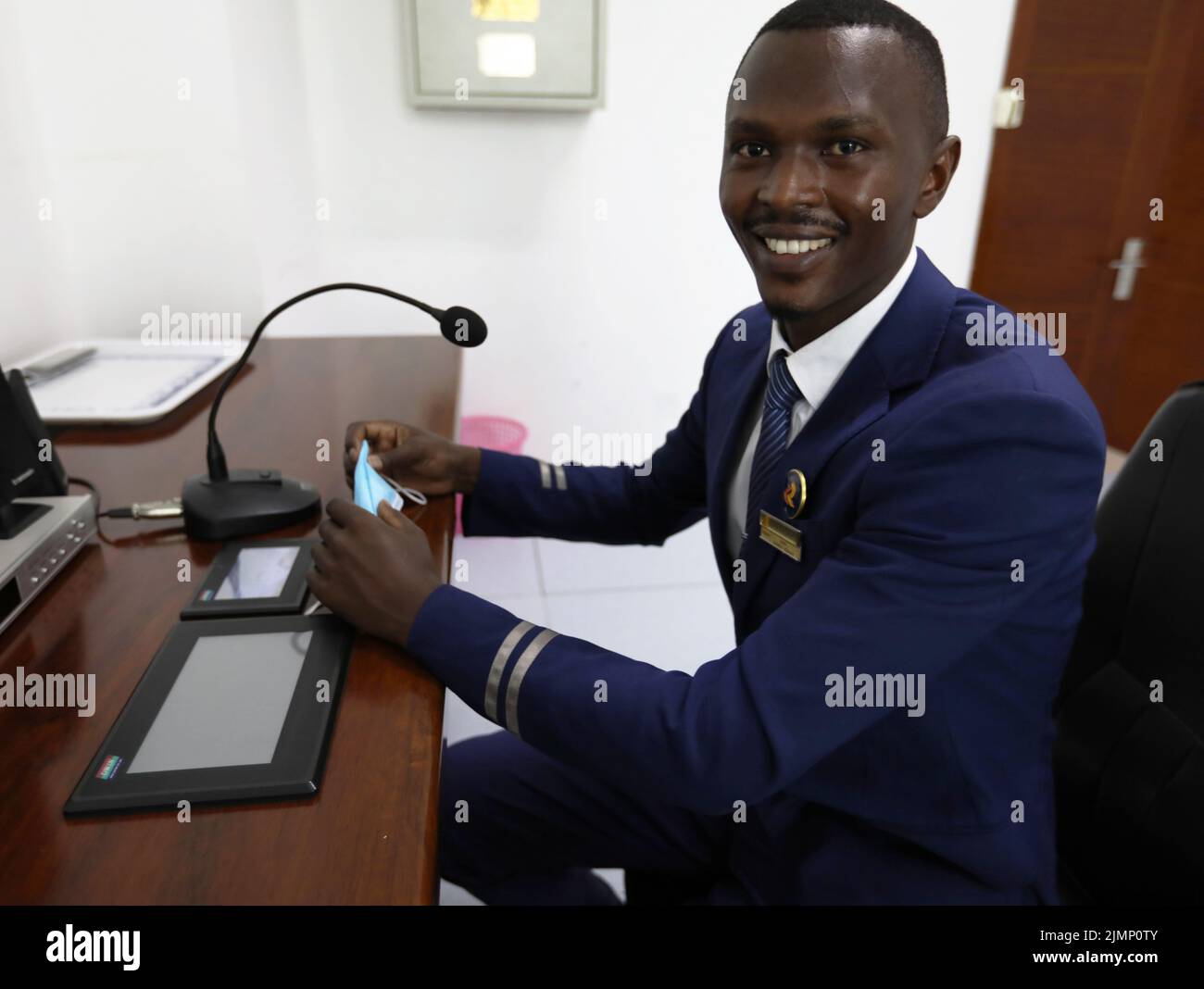 (220807) -- NAIROBI, Aug. 7, 2022 (Xinhua) -- Announcer David Mwangi ...