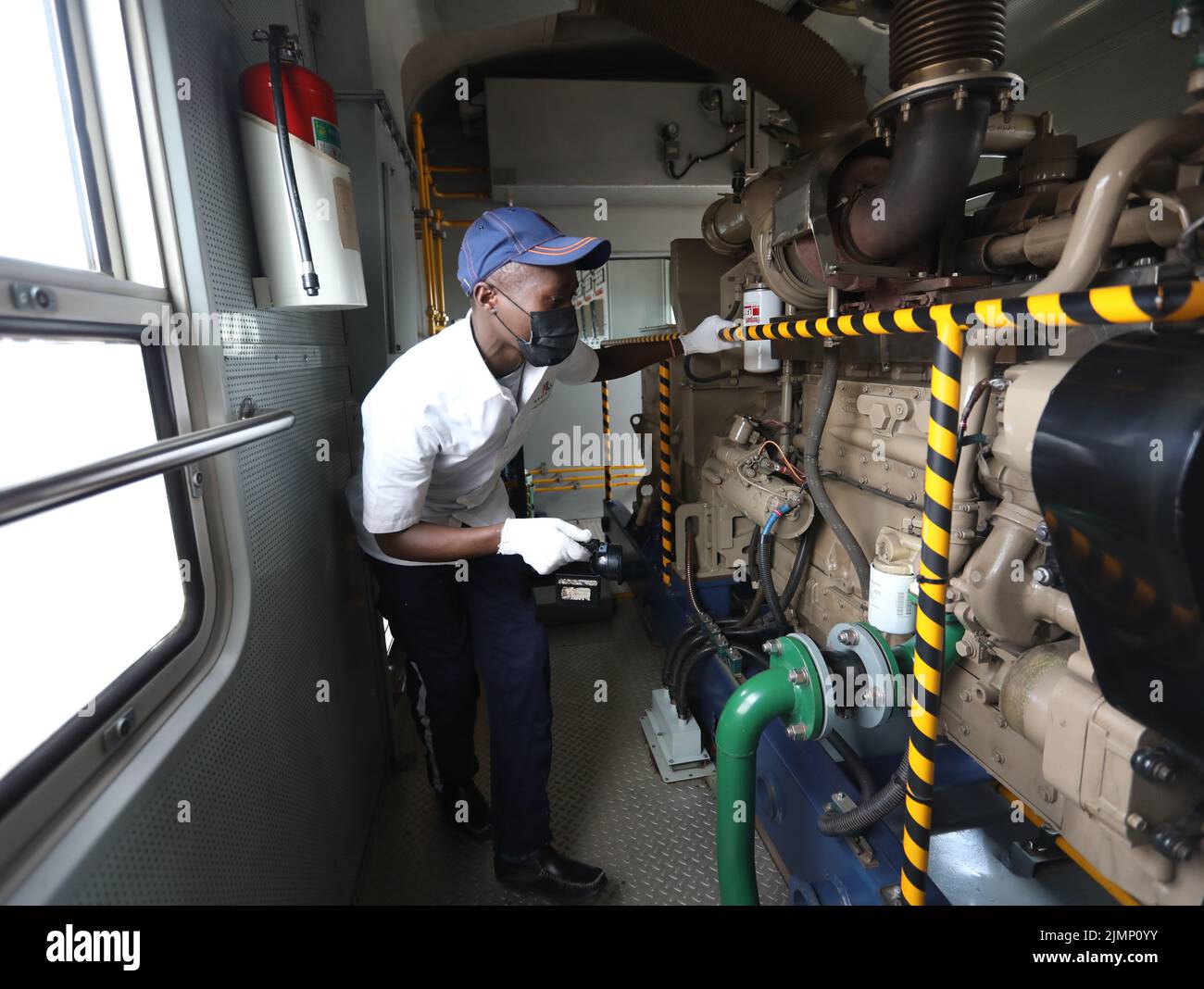 (220807) -- NAIROBI, Aug. 7, 2022 (Xinhua) -- On-board inspector ...