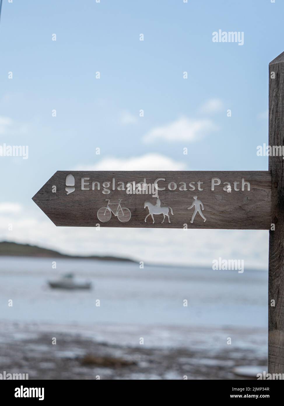 English coast path sign hi-res stock photography and images - Alamy