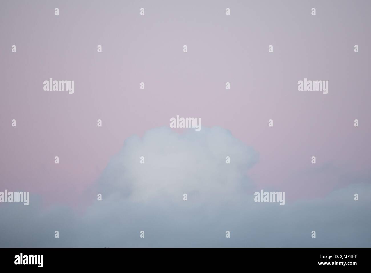 Pink sky at sunset hi-res stock photography and images - Alamy