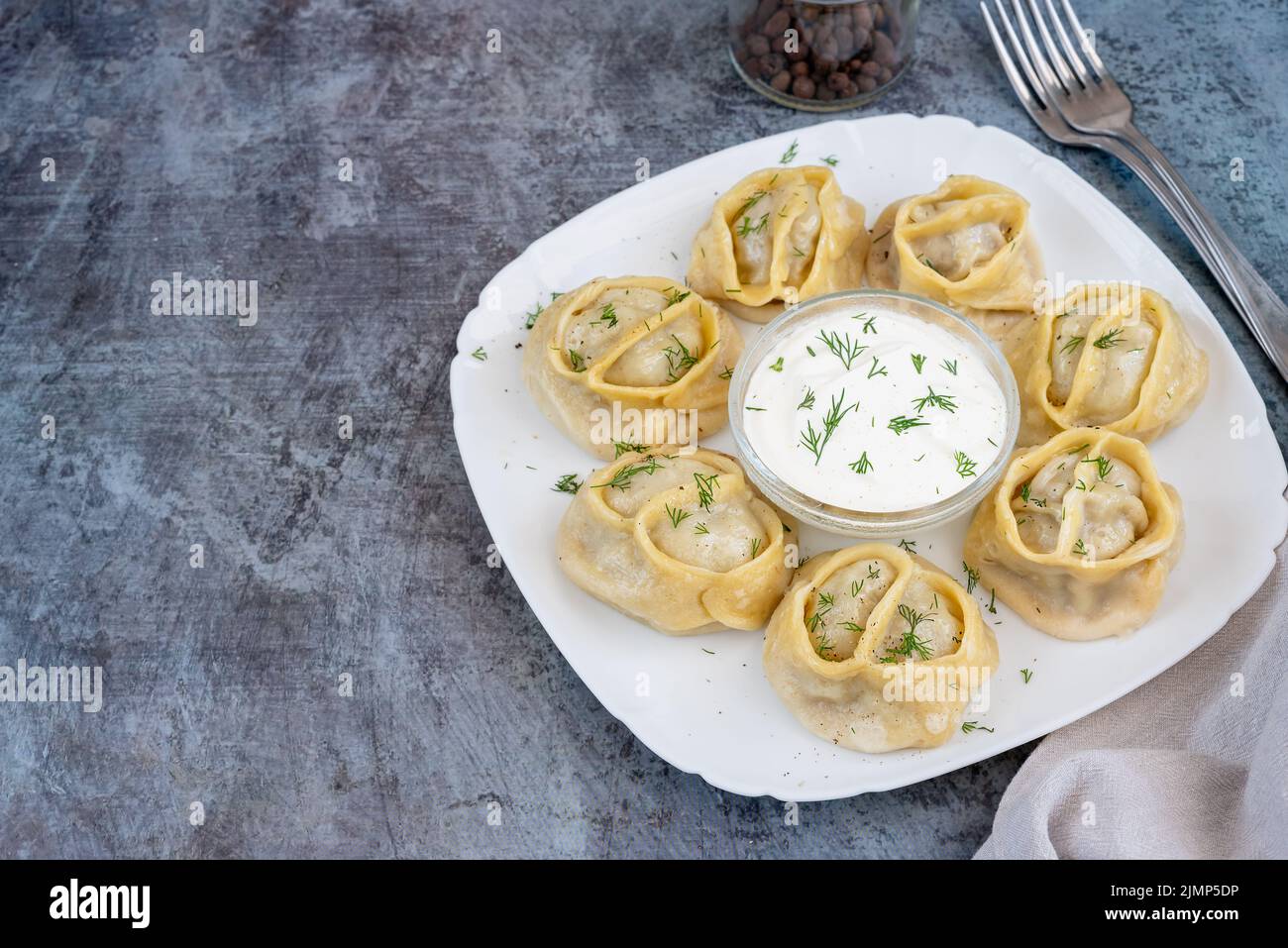 Traditional steamed manti with yogurt and dill Stock Photo - Alamy