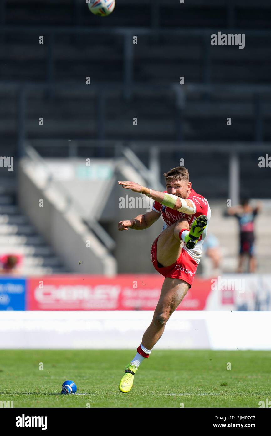 St Helens, UK. 07th Aug, 2022. Tommy Makinson #2 of St Helens kicks a ...