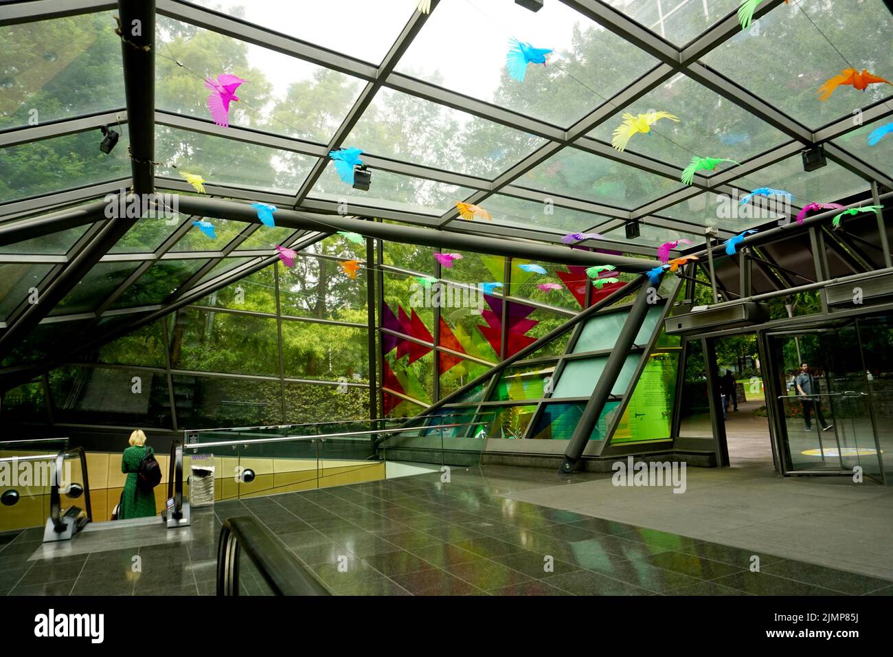 Jubilee place canary wharf shops hi-res stock photography and images ...