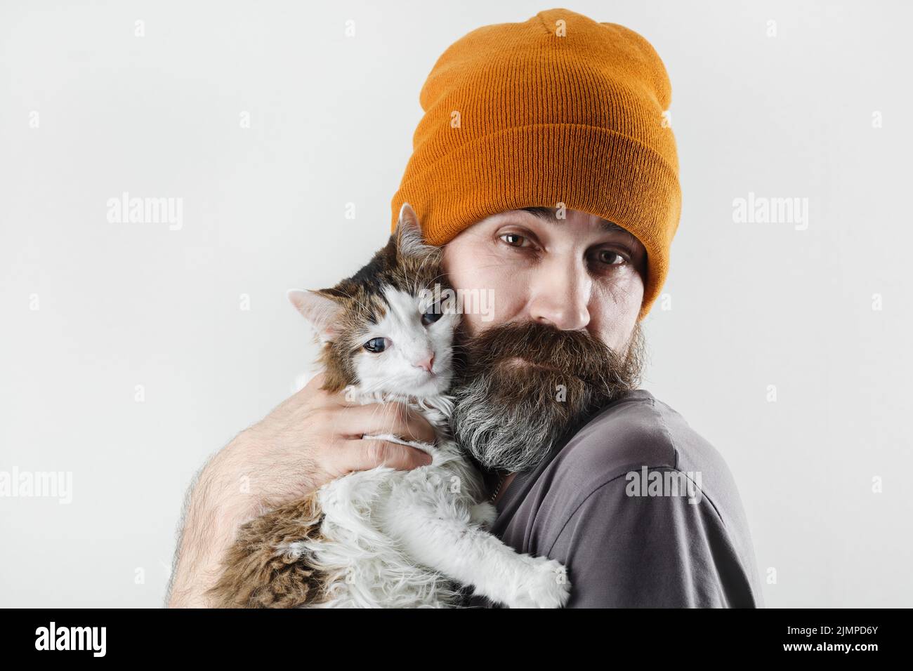 Bearded man and cat Stock Photo - Alamy