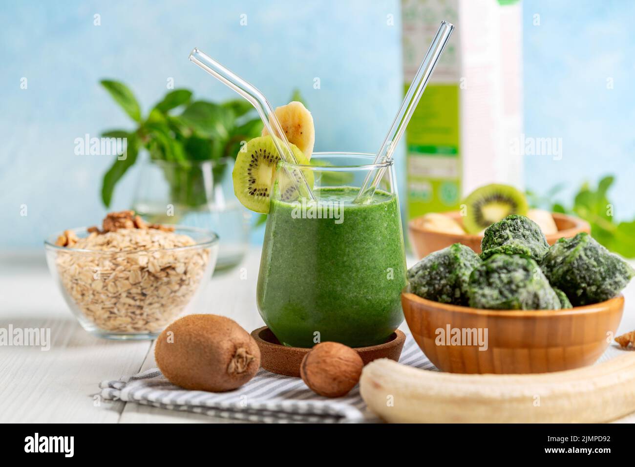 Healthy green cocktail of spinach and banana Stock Photo - Alamy