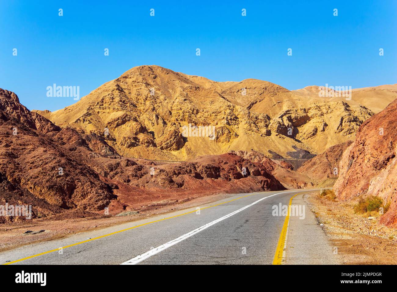 The highway in the desert Stock Photo - Alamy