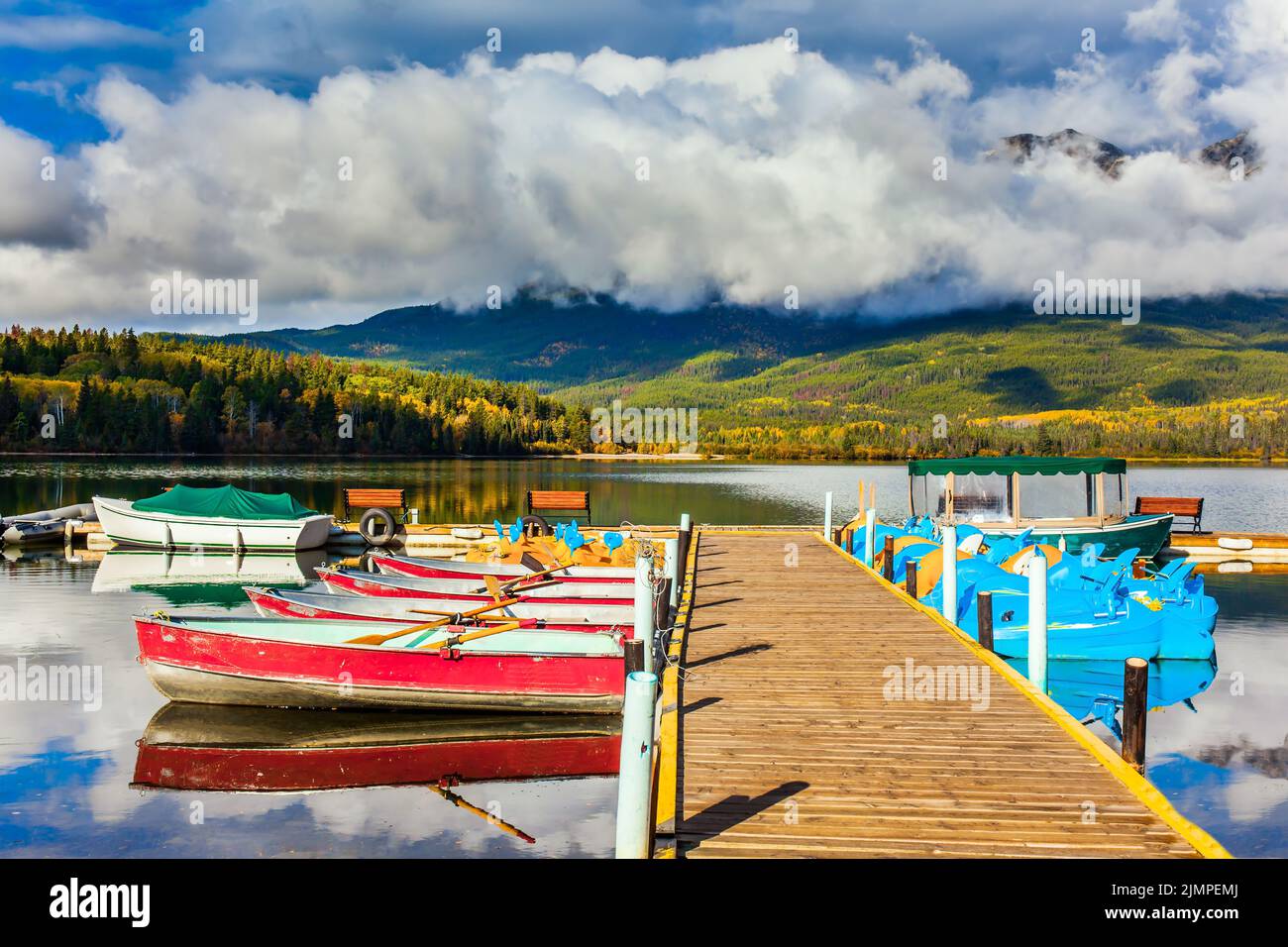 Boat boats pier hi-res stock photography and images - Alamy