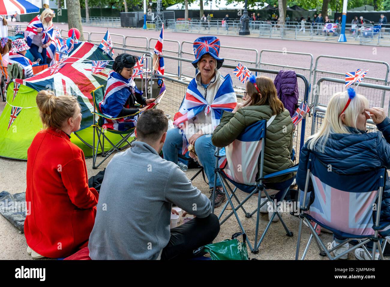 People Camp Out Overnight In The Mall For A Good Vantage Spot Before ...