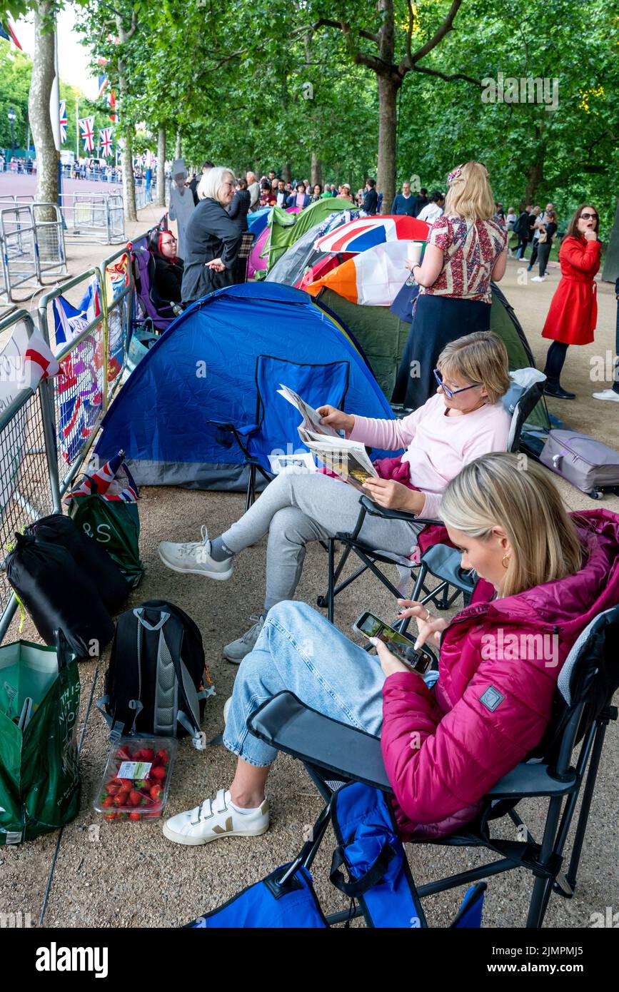 People Camp Out Overnight In The Mall For A Good Vantage Spot Before ...