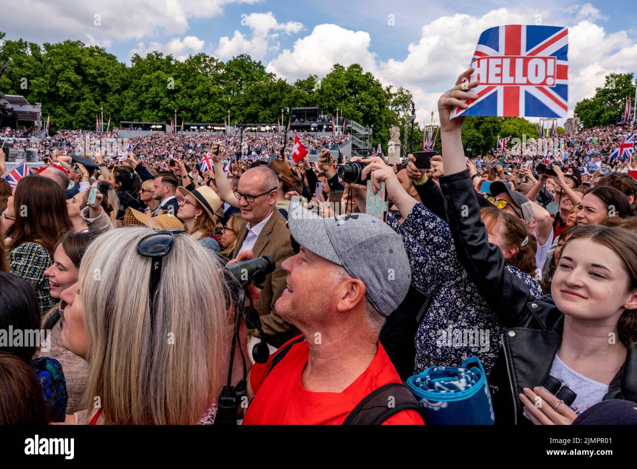 Queens platinum jubilee flypast hi-res stock photography and images - Alamy