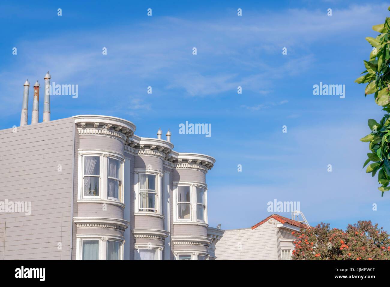 Residential building with curved window wall exterior in San Francisco ...