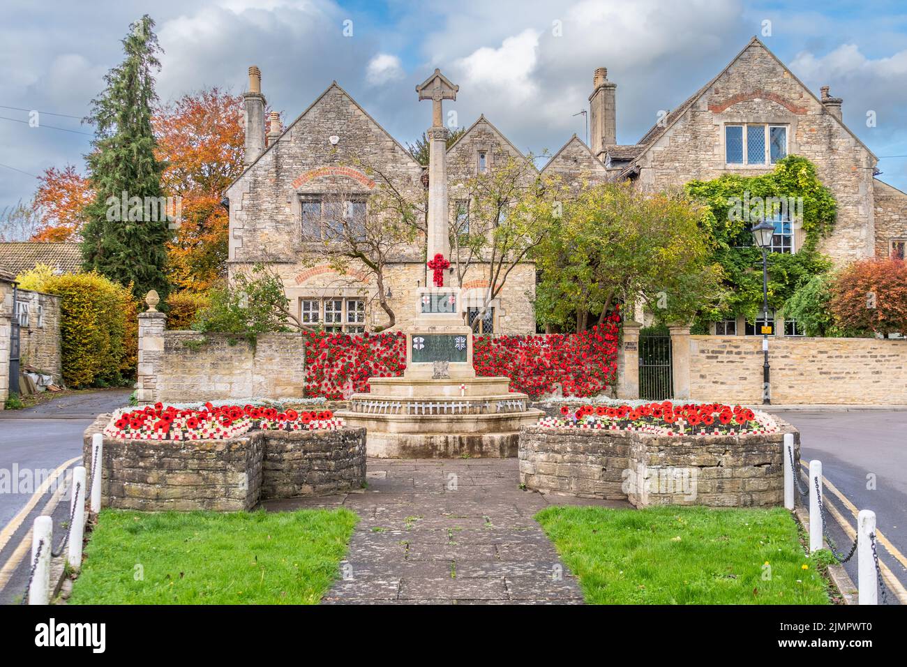 The war memorial in the Wiltshire town of Melksham on remembrance day ...